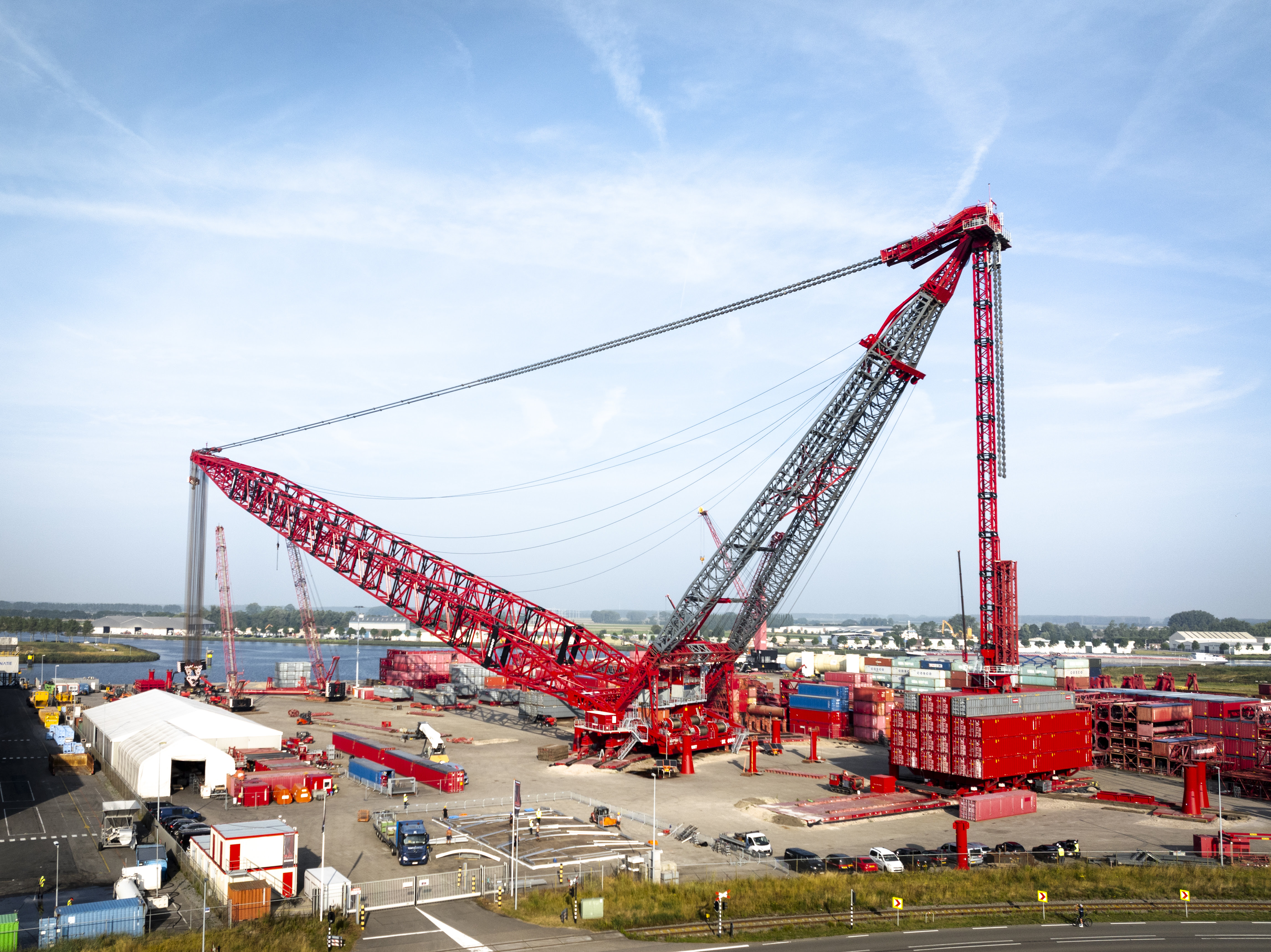 Mammoet launches world’s strongest land-based crane - Asia Pacific ...
